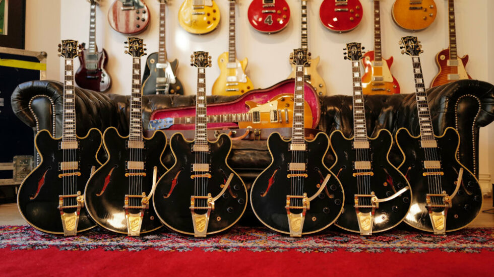 La Série limitée Gibson ESS 335 Signed by Keith Richard - Matt's Guitar ...